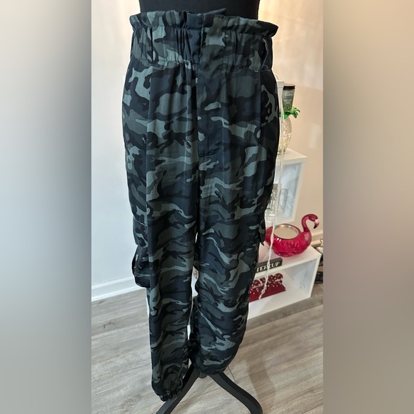 Elan | Pants & Jumpsuits | Elan Olive Black And Gray Camouflage Cargo ...